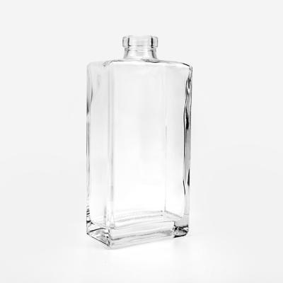 China 500 ml op maat gemaakte vierkant glasfles voor gin whisky vodka brandy kurk en schroefdop Te koop