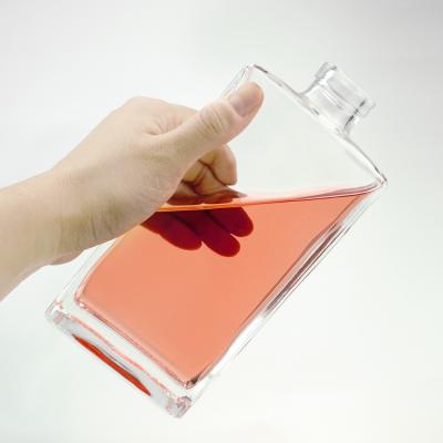 Cina Bottiglia di vetro quadrata personalizzata da 500 ml per gin whisky vodka brandy sughero e tappo a vite in vendita