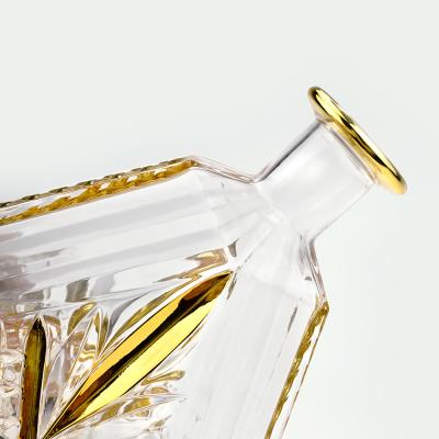 Cina Bottiglie di brandy di vetro da 650 ml/700 ml/750 ml con capacità e sughero di vetro in vendita