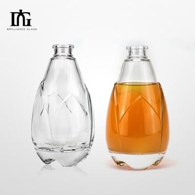 Cina Fornite gratuitamente bottiglie di vetro di colore bianco cristallino per brandy e vodka con sughero in vendita