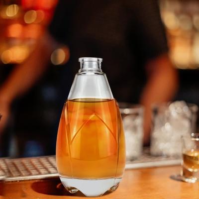 Cina Fornite gratuitamente bottiglie di vetro di colore bianco cristallino per brandy e vodka con sughero in vendita