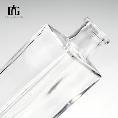 Cina OEM/ODM Acceptabile Vendita 500ml 700ml 750ml Bottiglia di vetro trasparente a forma quadrata per bevande in vendita