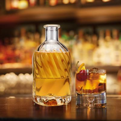 Cina Bottiglie di vetro di vodka da 500 ml/700 ml/750 ml con tappo a tappo e disegno intagliato a twill in vendita