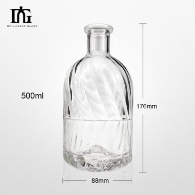 Cina Bottiglie di vetro di vodka da 500 ml/700 ml/750 ml con tappo a tappo e disegno intagliato a twill in vendita
