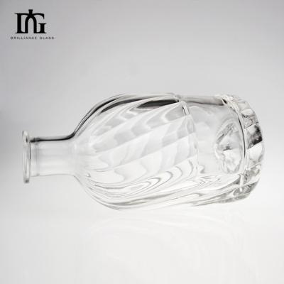 Cina Bottiglie di vetro di vodka da 500 ml/700 ml/750 ml con tappo a tappo e disegno intagliato a twill in vendita