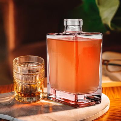 Cina Bevande 500 ml Bottiglia di vetro trasparente a spalla piatta quadrata per liquori e bevande in vendita