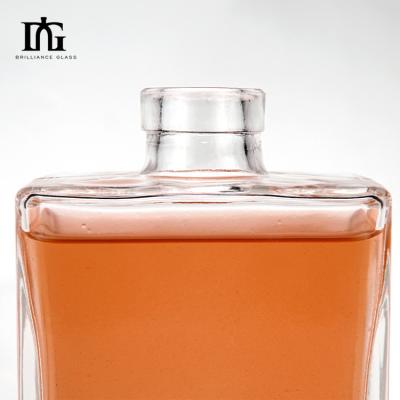 Cina Bevande 500 ml Bottiglia di vetro trasparente a spalla piatta quadrata per liquori e bevande in vendita