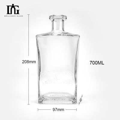 Cina Bevande gassate 700ml 500ml Bottiglia di vodka quadrata fatta di vetro di liquore vuoto in vendita