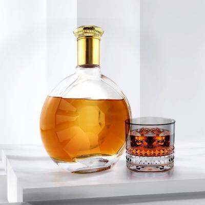 Cina Bottiglia di vetro a superficie liscia circolare irregolare su misura per la produzione di whisky gin da 700 ml in vendita