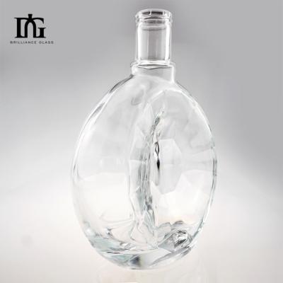 Cina Bottiglia di vetro a superficie liscia circolare irregolare su misura per la produzione di whisky gin da 700 ml in vendita