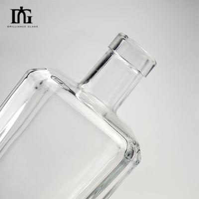 Cina Materiale del corpo Vetro 500 ml 750 ml Forma quadrata Bottiglia vuota di vino per whisky Vodka Rum in vendita