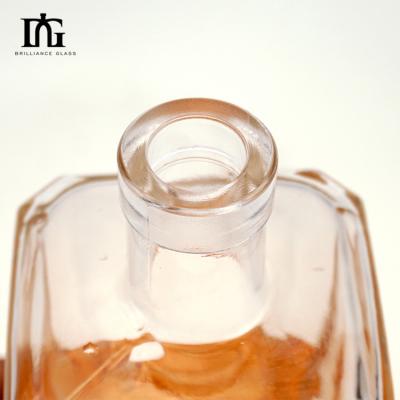 Cina Materiale del corpo Vetro 500 ml 750 ml Forma quadrata Bottiglia vuota di vino per whisky Vodka Rum in vendita