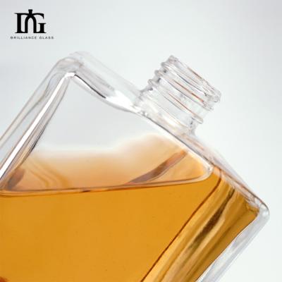 Cina Collare di vetro Materiale Quadrato Spalla piatta Chiara 500ml 700ml Bottiglia di whisky con sughero in vendita