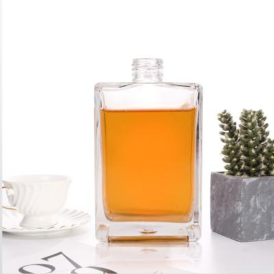 Cina Collare di vetro Materiale Quadrato Spalla piatta Chiara 500ml 700ml Bottiglia di whisky con sughero in vendita