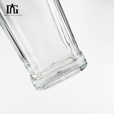 Cina Bottiglia di whisky superiore da 700 ml fatta di vetro extra-frittato con stampa deccale incisa in vendita
