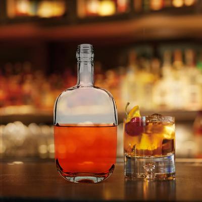 Cina Bottiglia di vetro di design unico 500 ml per whisky vodka rum gin accettabile Logo del cliente in vendita