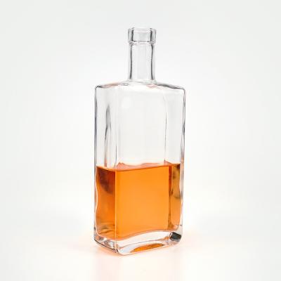 Cina Bottiglia di vetro elettroplata incisa per logo e imballaggio personalizzati 700ml 750ml Vodka in vendita