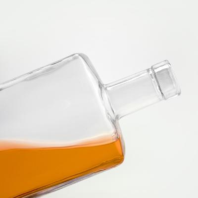 Cina Bottiglia di vetro elettroplata incisa per logo e imballaggio personalizzati 700ml 750ml Vodka in vendita