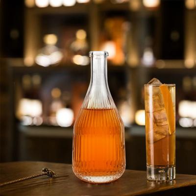 China Logotipo do cliente aceitável gravado garrafa de vidro de 450 ml 500 ml para bebidas alcoólicas personalizadas à venda