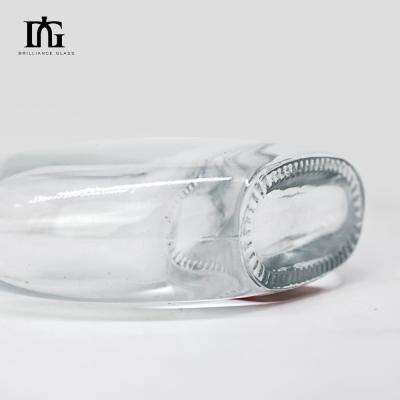 Cina Logo in rilievo personalizzato Bottiglia di vetro da 500 ml a 700 ml per alcolici e bevande Tipo di sigillamento CORK in vendita