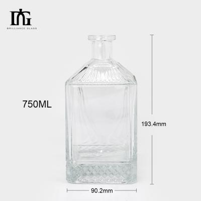 Cina Logo in rilievo personalizzato Bottiglia di vetro da 750 ml per alcolici Forma quadrata chiara in vendita