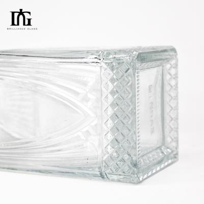 Cina Logo in rilievo personalizzato Bottiglia di vetro da 750 ml per alcolici Forma quadrata chiara in vendita