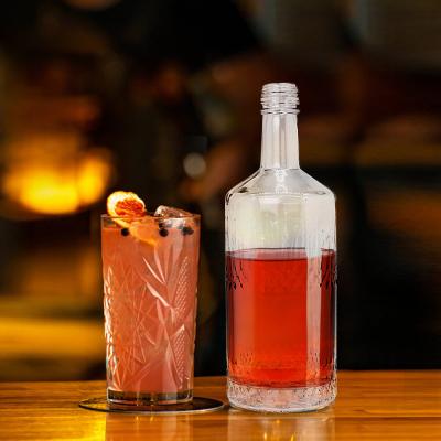 Cina Acid Etch Surface Round 550ml 700ml Liquor Spirits Bottiglia di vetro per bevande gassate in vendita