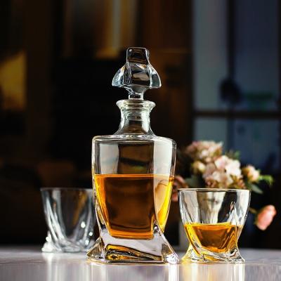 Cina Bottiglie di vetro vuote di design unico per liquori 500ml 700ml 750ml bevande industriali in vendita
