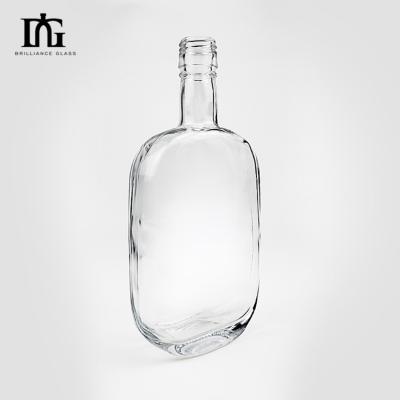 Cina Bottiglia di vetro di vodka trasparente da 500 ml con sughero sigillato e superficie di incisione in vendita