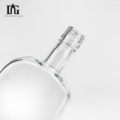Cina Bottiglia di vetro di vodka trasparente da 500 ml con sughero sigillato e superficie di incisione in vendita