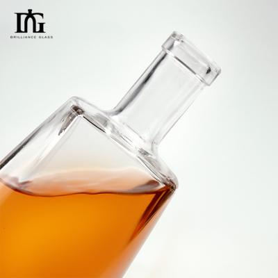 Cina 700 ml 750 ml bottiglia rotonda di vetro per bevande OEM/ODM Acceptabile liquore di vodka in vendita