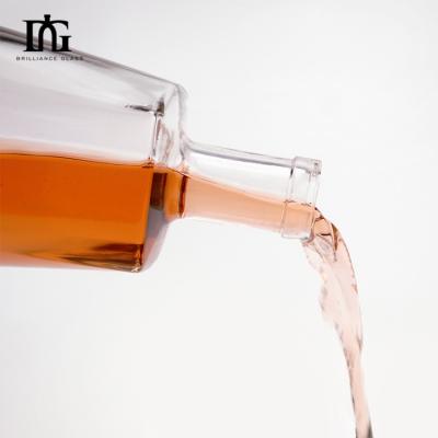 Cina 700 ml 750 ml bottiglia rotonda di vetro per bevande OEM/ODM Acceptabile liquore di vodka in vendita