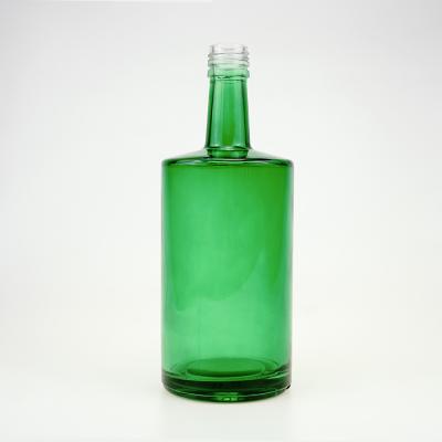 Cina Bottiglia di vetro a spalla piatta Super Flint per liquori e bevande personalizzata 500ml 750ml in vendita