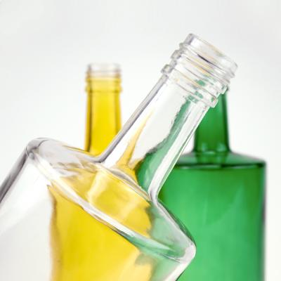 Cina Bottiglia di vetro a spalla piatta Super Flint per liquori e bevande personalizzata 500ml 750ml in vendita