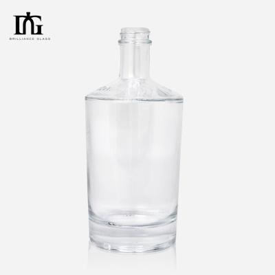 Cina Bottiglia di vetro con fondo spessa per liquori e liquori personalizzati Gin di lusso Whiskey Vodka Cappuccio a vite in vendita