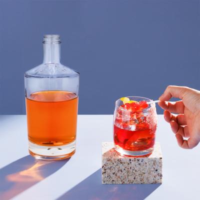 Cina 500 ml/700 ml Capacità bottiglia di vetro rotonda classica vuota a pietra chiara per whisky al gin rum in vendita