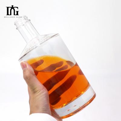 Cina 500 ml/700 ml Capacità bottiglia di vetro rotonda classica vuota a pietra chiara per whisky al gin rum in vendita