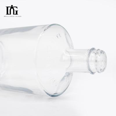 Cina 500 ml/700 ml Capacità bottiglia di vetro rotonda classica vuota a pietra chiara per whisky al gin rum in vendita