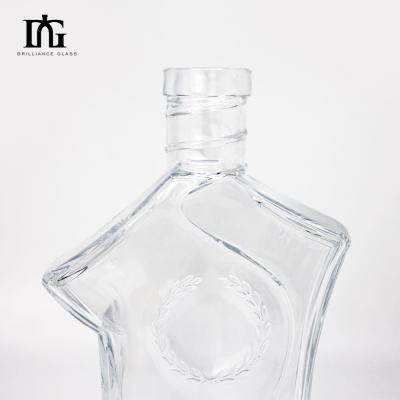 Cina Materiale del corpo Vetro Custom Gin di lusso Whiskey Vodka 500ml 700ml 750ml 1L Bottiglia Con Cork in vendita