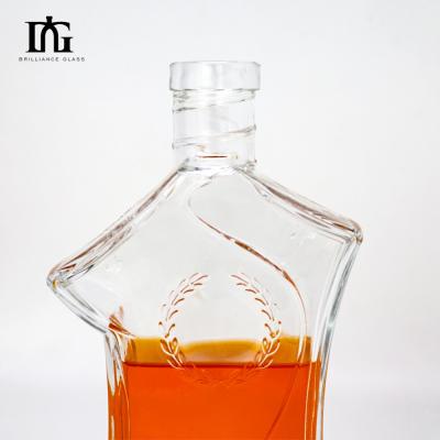 Cina Materiale del corpo Vetro Custom Gin di lusso Whiskey Vodka 500ml 700ml 750ml 1L Bottiglia Con Cork in vendita