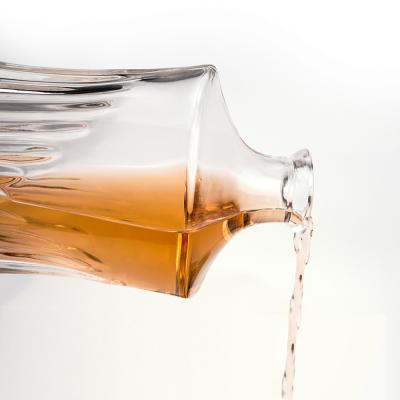 Cina Stampa a schermo Stampa a caldo 750 ml Decantatore di vetro trasparente per liquori e bevande in vendita