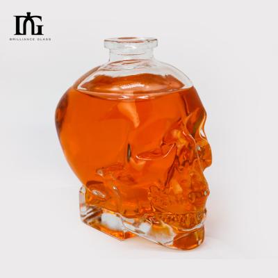 China Gekleurde Super Flint Cork Top Skull-vormige glazen fles voor drankjes handgemaakt 750ml Te koop