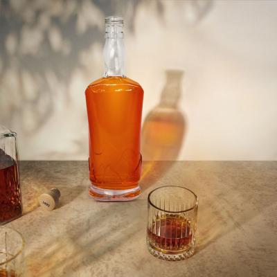 Cina OEM/ODM 700ml 750ml bottiglia di vetro per vino whisky di fornitura diretta tappo Tipo di sughero vite entrambi in vendita