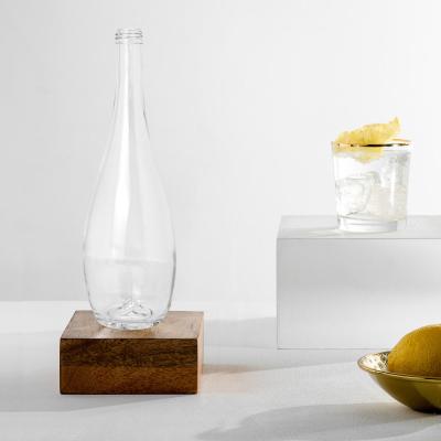 Cina Elegante bottiglia di vino in vetro trasparente da 200ml 250ml 330ml 375ml 500ml 750ml con tappo di legno in vendita