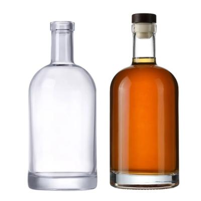 Cina Collare di vetro 500ml 700ml 750ml bottiglia di liquore Nordic vuoto trasparente per la vodka Oslo in vendita