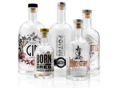China Colar de vidro 500ml 700ml 750ml garrafa de licor Nordic vazio transparente para vodka Oslo à venda