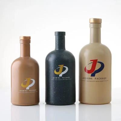 Cina Bevande industriali 500 ml 750 ml 1000 ml Frost Whiskey Liquor Bottle con sughero in vendita