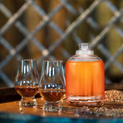 China 500 ml 750 ml VODKA garrafa redonda vazia vidro claro congelado garrafas de vinho licor com cortiça à venda