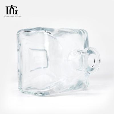 Cina Tequila bianca e nera trasparente Bottiglia di vetro per bevande 100ml 200ml 375ml 500ml 750ml in vendita