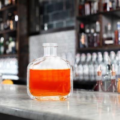 Cina Tequila bianca e nera trasparente Bottiglia di vetro per bevande 100ml 200ml 375ml 500ml 750ml in vendita